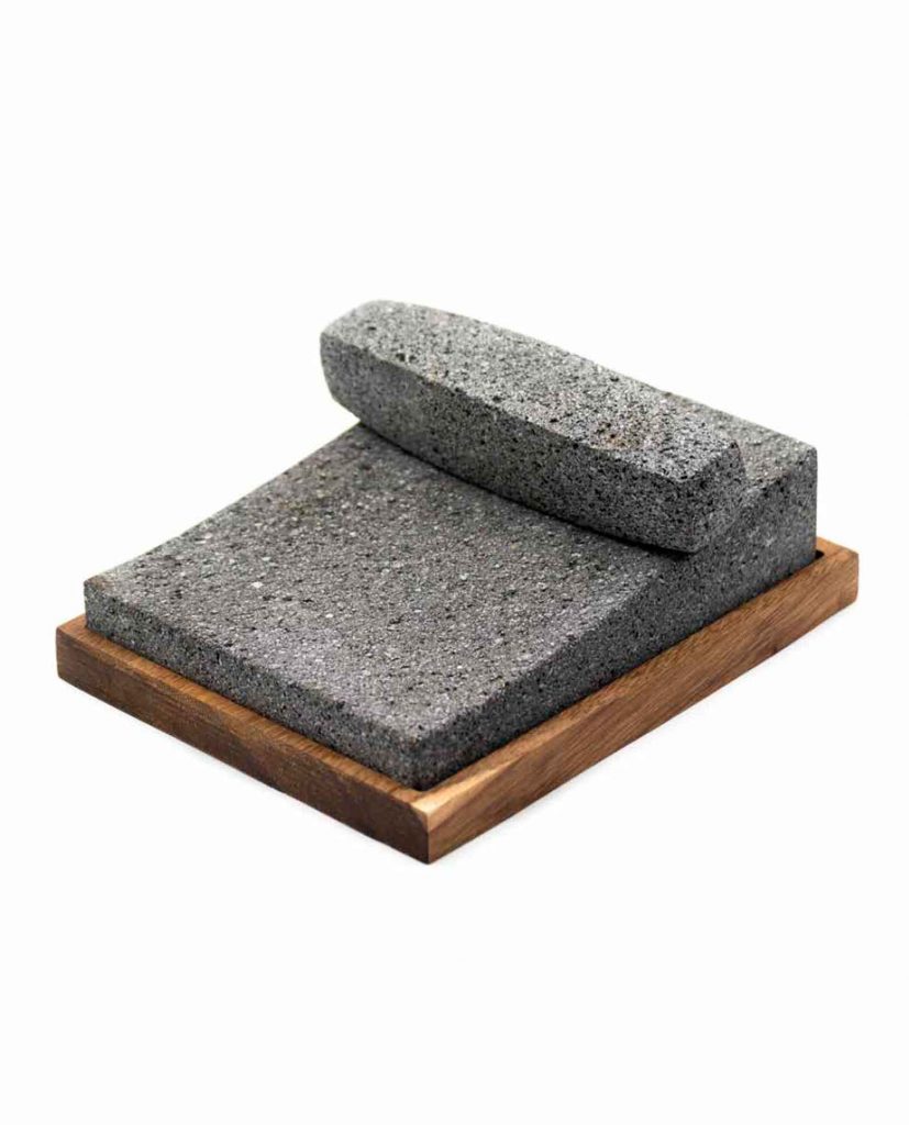 Metate con mazo en base rectangular Madera de parota - Mansión Folclor